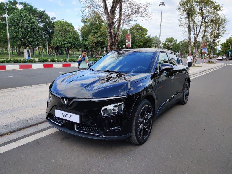 Cảm nhận nhanh lái xe điện SUV coupe VinFast VF7 mới nhất